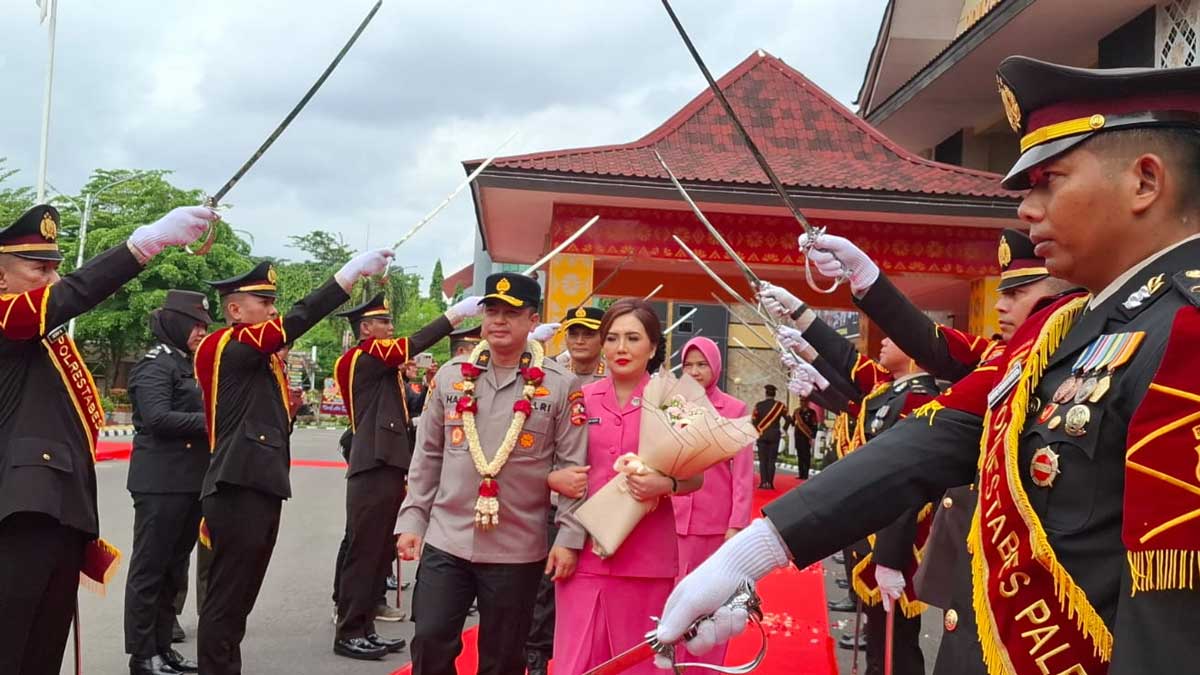Penuh Haru! Air Mata Warnai Perpisahan Brigjen Pol Harryo Sugihhartono ...