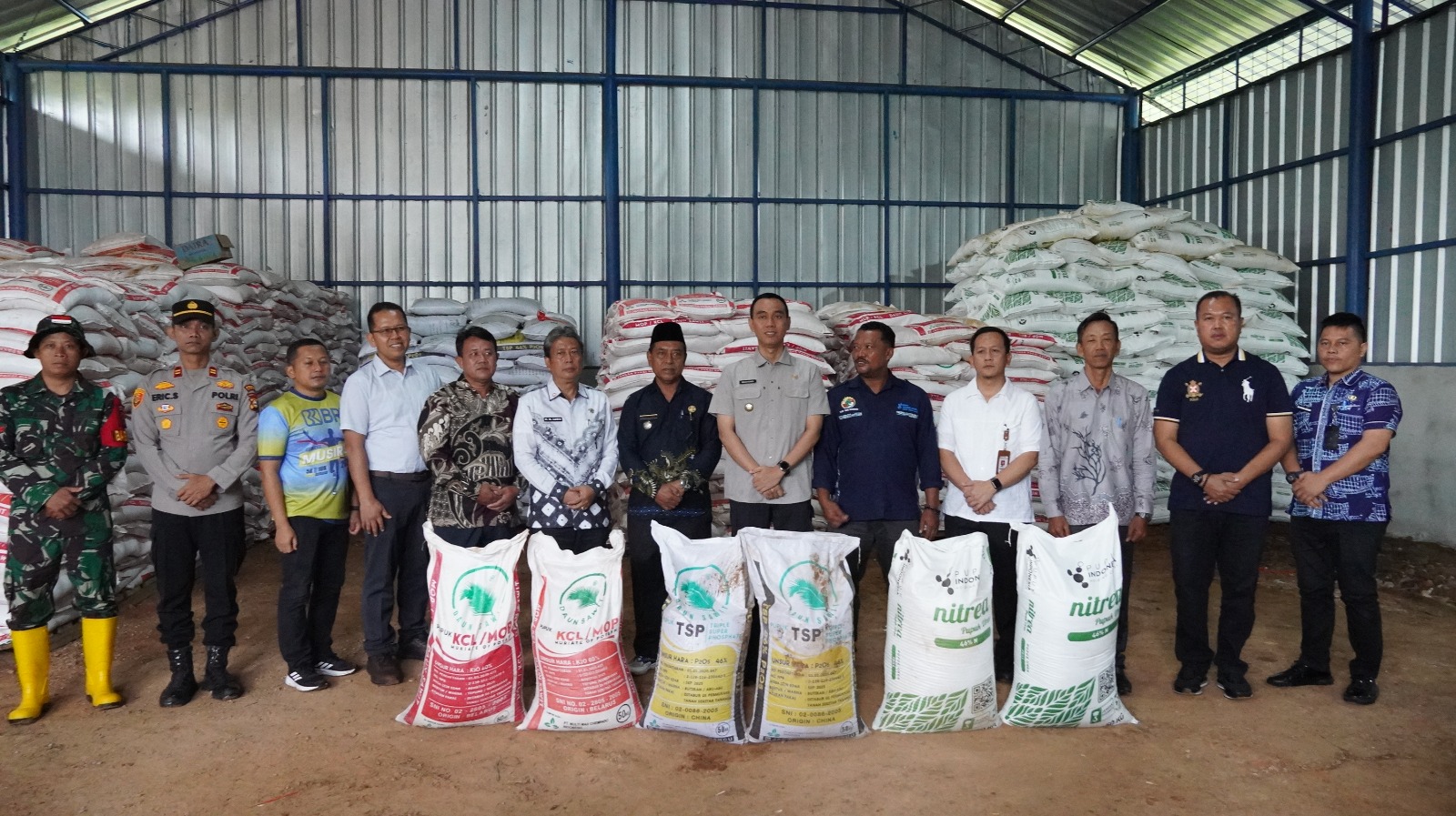 Bantu Petani Sawit, Bupati Muchendi Salurkan Sarpras dari BPDPKS Senilai Rp11,9 Miliar