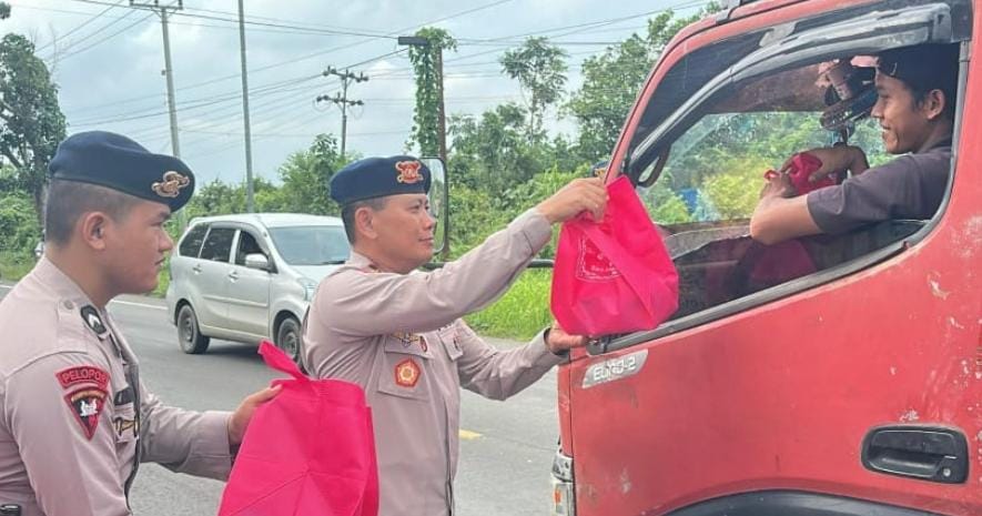 Raih Berkah Ramadhan, Satbrimob Polda Sumsel Batalyon B Pelopor dan Bhayangkari Bagi Takjil