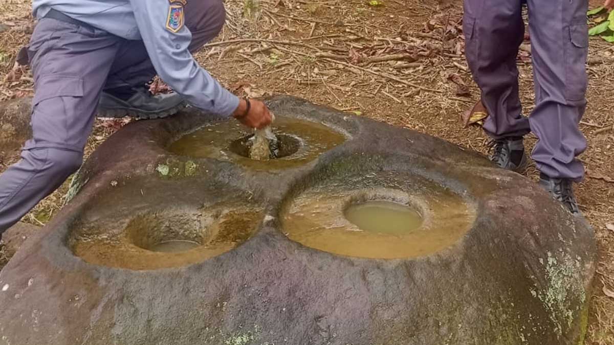 Ditemukan di Atas Bukit, Inilah Penampakan Situs Megalit Lesung Batu ...